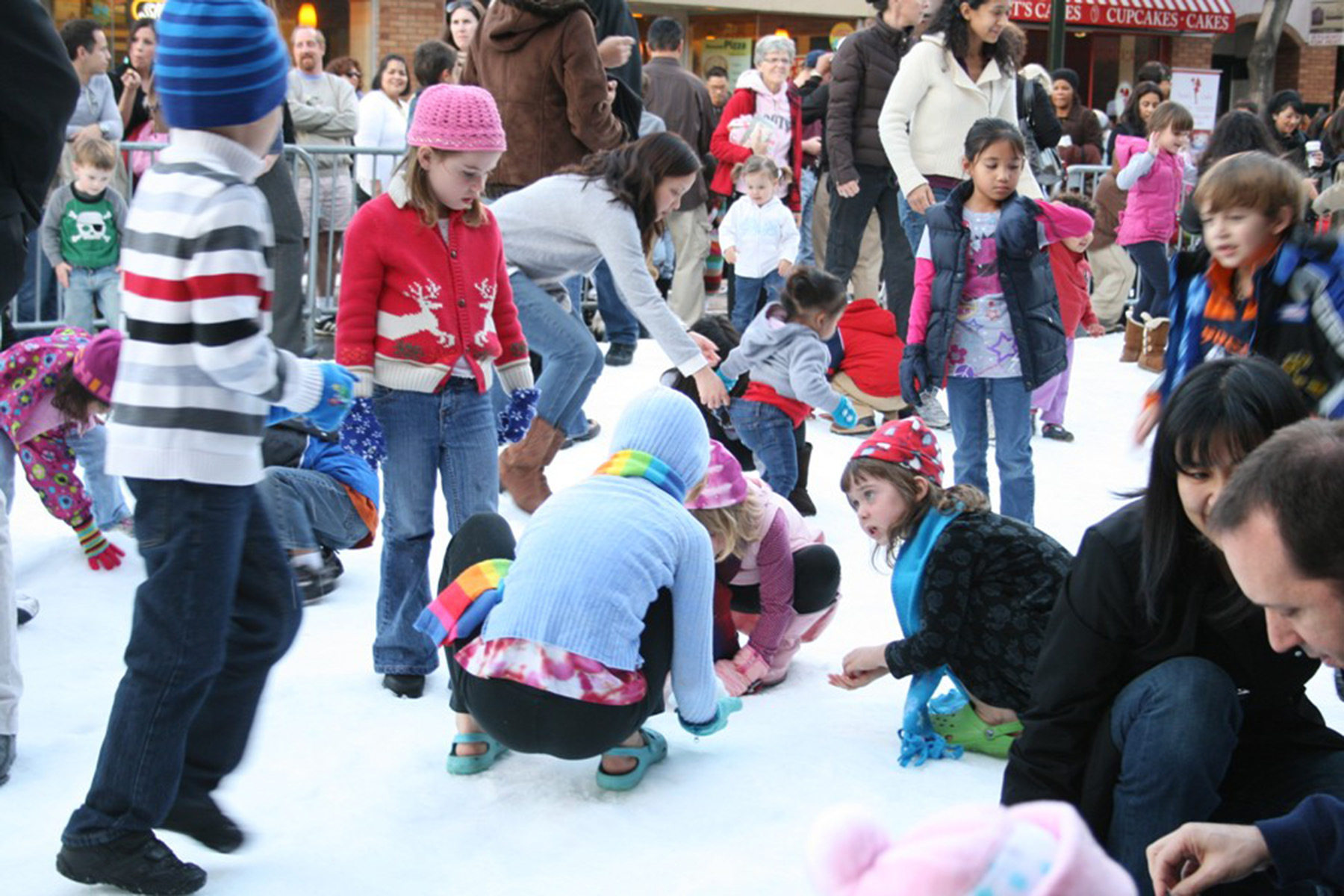 Old Pasadena's Holiday Celebration Brings Snow, Santa, and Festivities ...